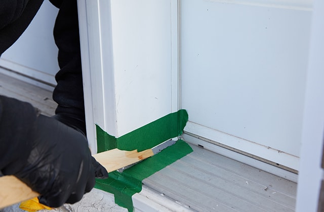 How to Remove and Replace Old Exterior Caulking | RONA
